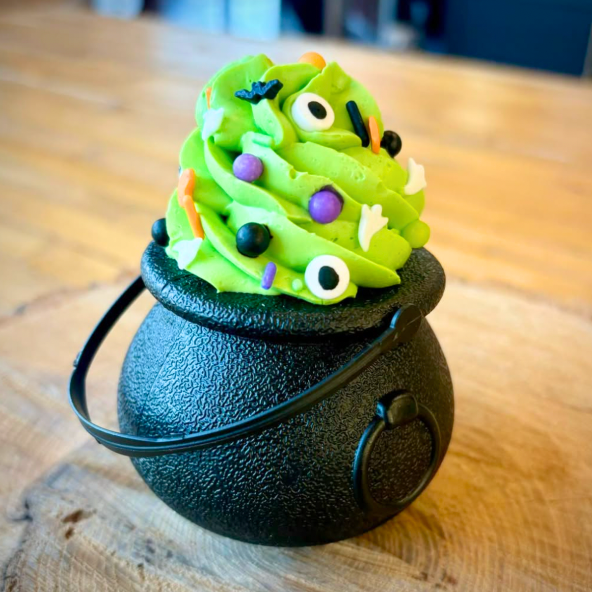 WET NOSE Witches Cake Cauldron Dog Treat – Wet Nose